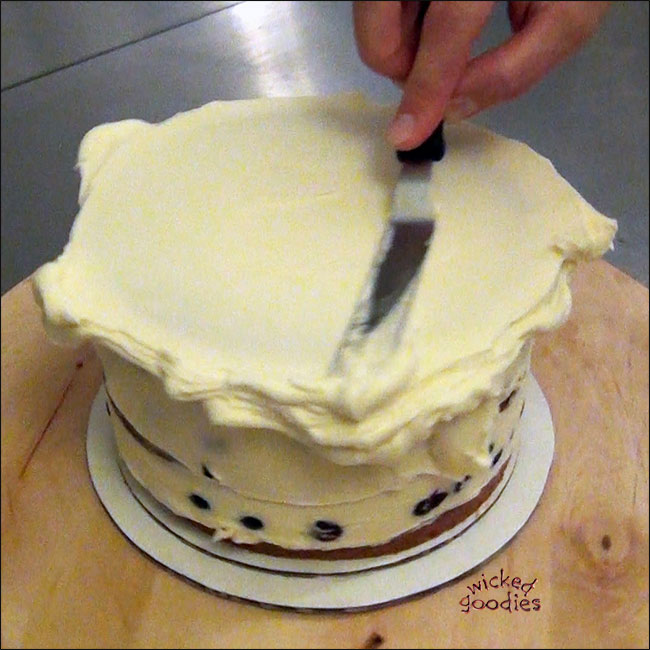 How to Crumb Coat a Cake with Buttercream Frosting - Wicked Goodies